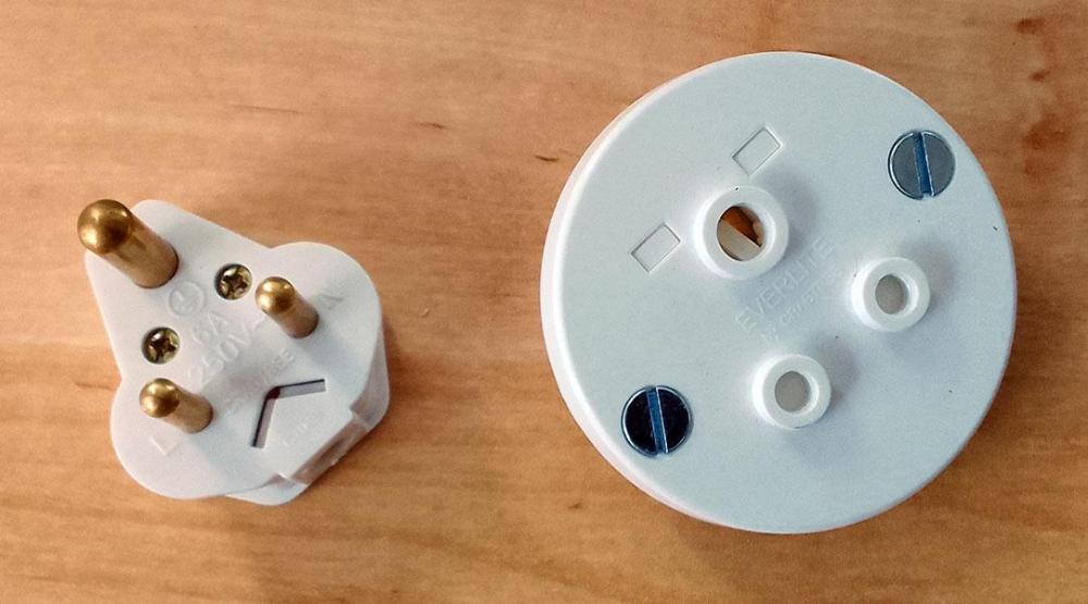 Using 5 Amp plug tops to separate mains and backup - Inventions - Power ...